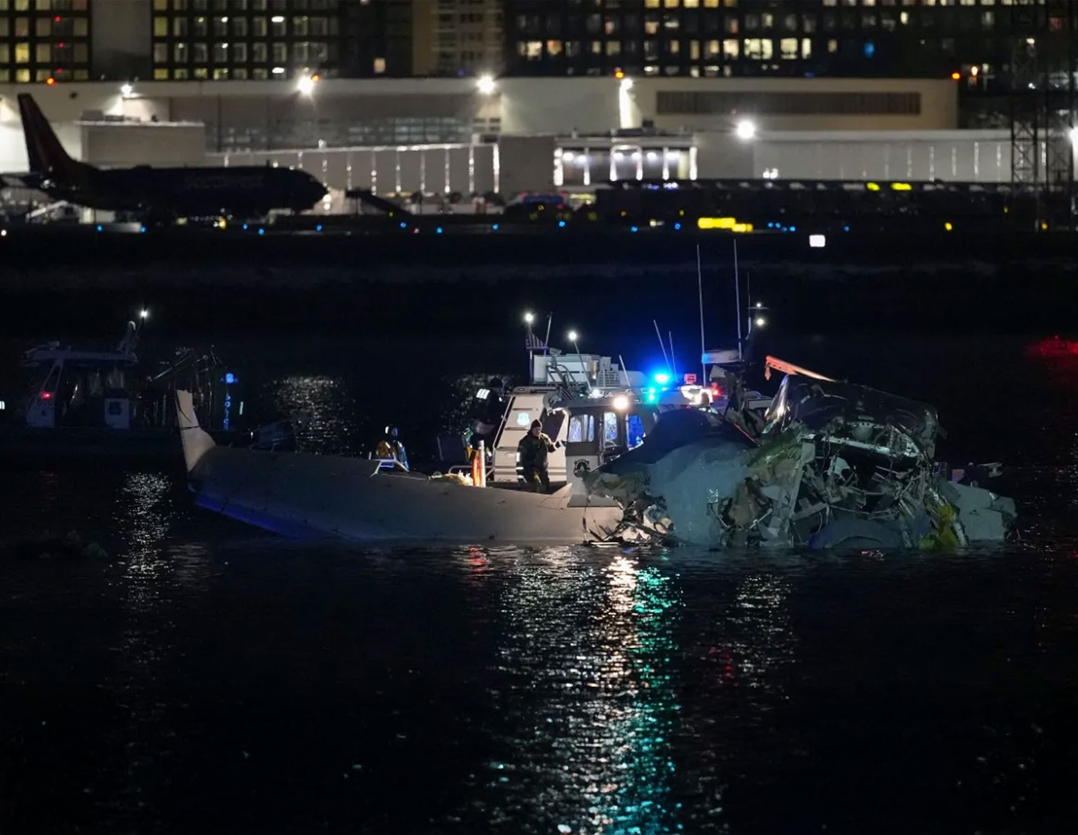 American Airlines Plane Crashes into US Army Helicopter in Washington ...